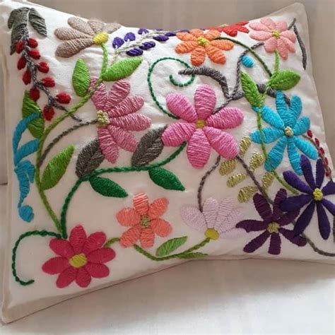 Pin De Maria Lanatta En Bordados Cojin Bordado A Mano Bordados En