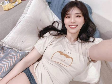 電競女主播小墨，才貌雙全，韻味十足，白皙皮膚，鐘愛美酒、咖啡