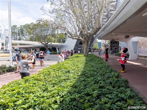 Mickey And Minnie Physically Distanced Meet And Greet Debuts In Epcot