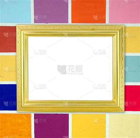 空白的金色框架在木墙背景