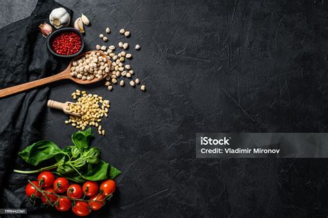 후무스 재료 마늘 병아리콩 소나무 견과류 바질 후추 검은 색 배경입니다 맨 위 보기 텍스트를 위한 공간 건강한 식생활에 대한 스톡 사진 및 기타 이미지 Istock