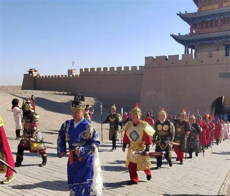 沉浸一场演出 了解一座古城丨嘉峪关文物景区仿古出关表演 带您体验“将士西征”澎湃号·政务澎湃新闻 The Paper