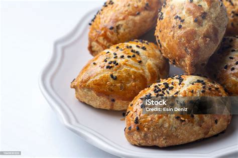 맛있는 터키 음식 딜 치즈 페이스트리 터키어 이름 데레 오틀루 페이니리 포가카 0명에 대한 스톡 사진 및 기타 이미지 0명
