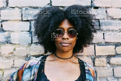 벽돌 벽에 서 있는 아름 다운 젊은 아프리카계 미국인 여자의 초상화 Feministiskt Initiativ에 대한 스톡 사진 및 기타 이미지 Feministiskt