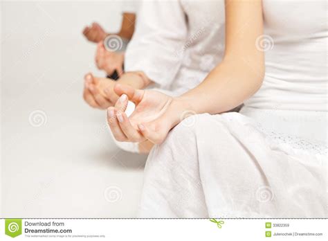 Grupo De Pessoas Que Relaxa E Que Faz A Ioga No Branco Imagem De Stock