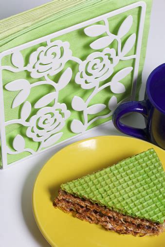 와플 삶은 연유와 초콜릿 케이크입니다 한 조각 접시에 놓여 있습니다 머그잔과 냅킨을 다음입니다 0명에 대한 스톡 사진 및 기타 이미지 Istock