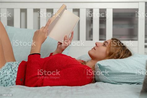 빨간색으로 여자 침대에서 속이 고 책 모형 서식 파일을 읽고 열다에 대한 스톡 사진 및 기타 이미지 열다 쥠 책 Istock