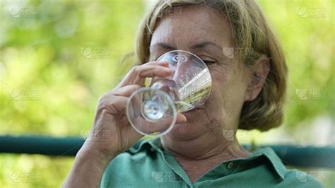 坦率的女上司在谈话中抿了一口酒杯