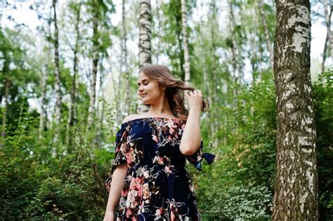 Retrato De Una Joven Fabulosa Con Un Bonito Vestido Con Un Elegante