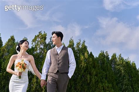결혼 신혼부부 부부 이성커플 로맨틱 함께함 컨셉 커플 스몰웨딩 이미지 Jv13019204 게티이미지뱅크