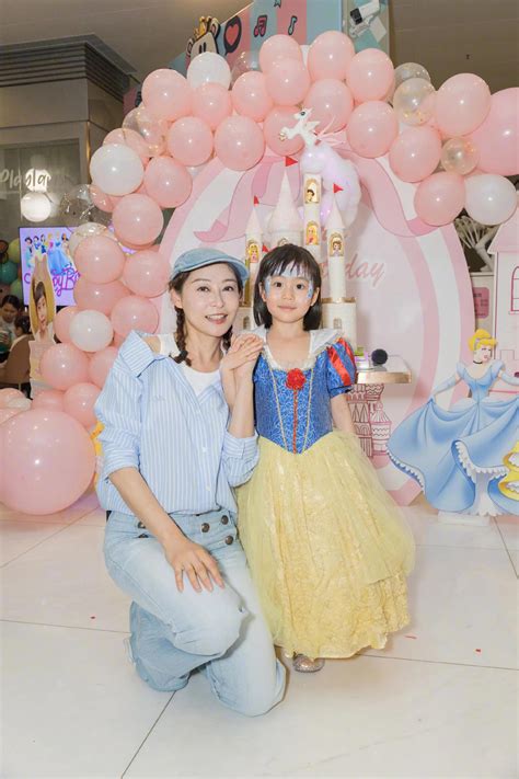 香港tvb演员杨怡为5岁女儿办生日派对，众多圈内好友到场祝贺