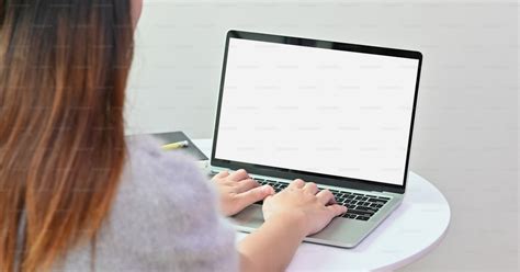 젊은 여성의 타이핑 노트북 컴퓨터 사진 촬영 뒤에 있는 모형 빈 화면 사진 Unsplash의 태국 이미지
