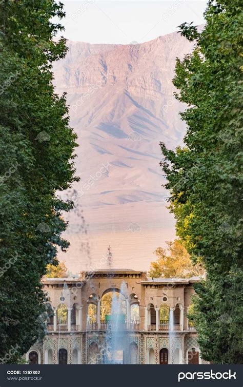 منظره ای معمولی از باغ های ایرانی طبیعت سرسبز آب و بناهای زیبا در دل