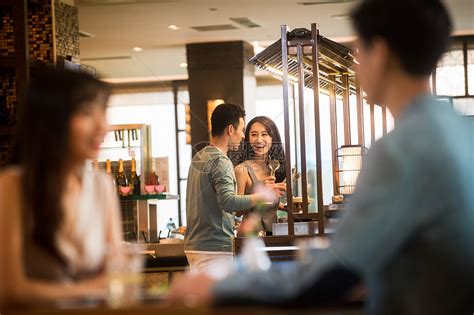 青年情侣在餐厅用餐高清图片下载 正版图片507668389 摄图网