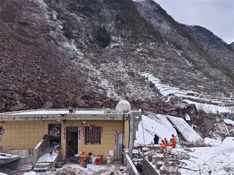 БНХАУ д өнөөдөр болсон хөрсний гулгалтын улмаас хоёр хүн амиа алдаж олон арван хүн сураггүй