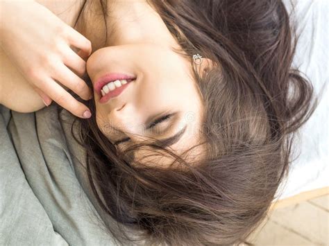Mujer Larga Morena Hermosa Del Pelo Con Los Labios Rojos Y La Piel