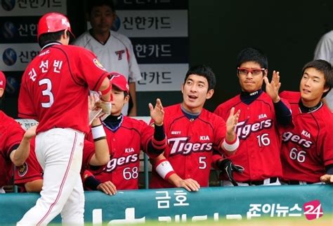 이대형 3루타 이은 김용의 끝내기타 Lg 연장끝 Kia에 5 4 승리