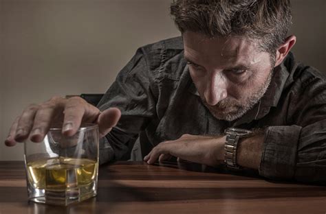 위스키 유리 앞에서 우울하고 사려 깊은 알코올 중독자의 극적인 초상화가 낭비되고 알코올 중독과 알코올 중독 문제로 술을 마시려는 유혹을 억누르고 스트레스를 받았다 40 49