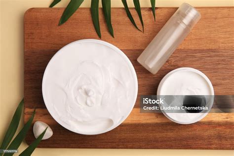 베이지색 배경에 다양한 화장품을 사용한 플랫 레이 구성 0명에 대한 스톡 사진 및 기타 이미지 0명 건강한 생활방식