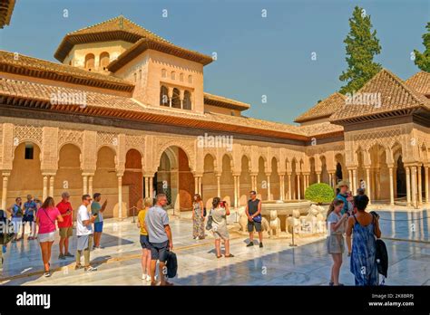 Le Palais des Lions, l'un des 3 palais principaux du complexe du Palais de l'Alhambra à Grenade ...