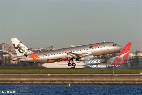 시드니 공항에서 이륙 하는 젯스타 항공 에어 버스 에어 버스 A320 여객기 Airbus에 대한 스톡 사진 및 기타 이미지