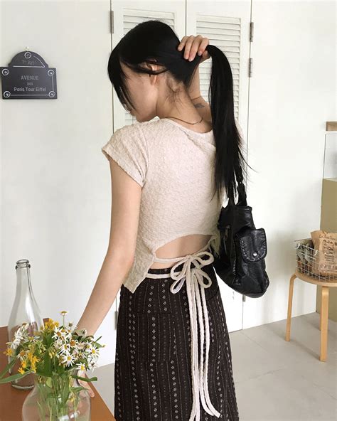 셀티 엠보싱 백 트임 스트랩 유넥 반팔 티셔츠 에이블리