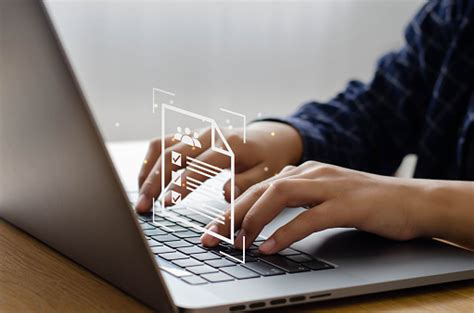 남자의 손은 온라인 문서 데이터베이스를 수집합니다 문서 관리 개념 Erp 온라인 문서 데이터베이스 가상 화면에 아이콘이있는 랩톱 컴퓨터에서 작업하는 사업가 컴퓨터 사용에