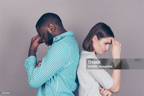2 혼합 인종 사람들 두통 및 스트레스 그의 아름 다운 백인 여자와 함께 서 있는 잘생긴 아프리카 미국 사람 이혼에 대한 스톡 사진 및 기타 이미지 Istock
