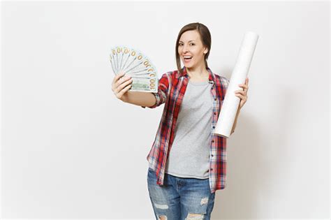 영 벽지 롤과 달러 흰색 배경에 고립 된 카메라에 현금 돈 보여주는 번들을 들고 아름 다운 여자를 좋아 라 재건축 아파트 룸 악기입니다 수리 가정 개념입니다 Diy에 대한
