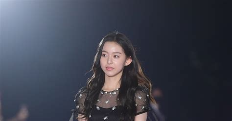 St포토 박지후 긴장한 표정