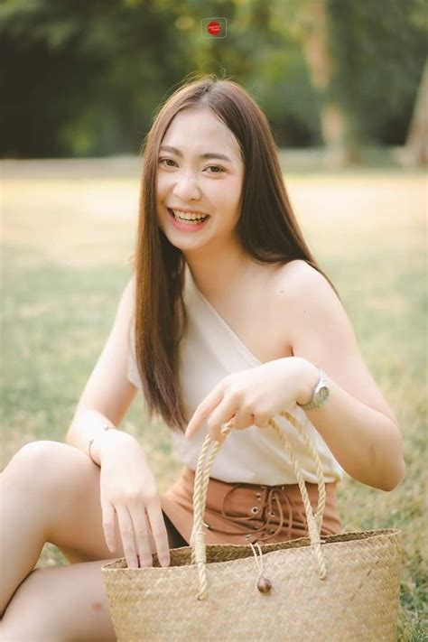 ปักพินโดย Sahapatara ใน Thai Girl