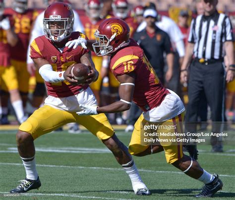 Jalen Greene Hands The Ball Off To Dominic Davis Usc Held A Spring