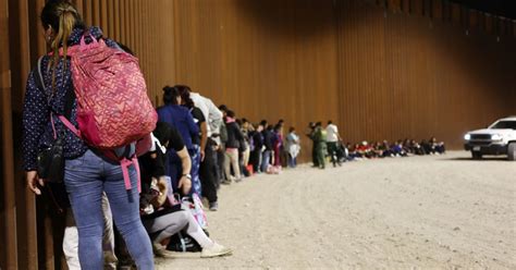 Una mujer de años espera en la frontera para recibir asilo en EE UU