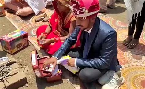 मध्य प्रदेश कन्या विवाह योजना में दुल्हन को मेकअप किट में बांटे गए