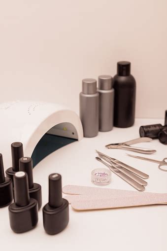 네일 서비스 매니큐어 젤 광택제 흰색 테이블에 매니큐어 도구 병에 대한 스톡 사진 및 기타 이미지 병 손톱 0명 Istock