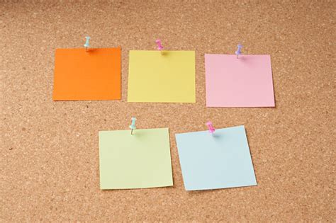 텍스트를 위한 공간이 있는 파란색 용지가 부착된 사무실 정보 게시판입니다 0명에 대한 스톡 사진 및 기타 이미지 0명 갈색 공란 Istock