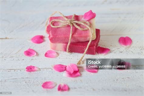 흰색 나무 판자 배경에 장미 꽃잎 장미 추출 물과 로즈 Extracthandmade 비누 비누 유기농 화장품 Conceptvegan 비누 장미 향기와 함께 건강한 식생활에