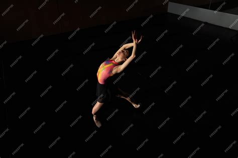 Calentamiento Y Ensayo De Una Bailarina De Ballet Profesional Foto