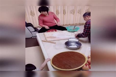 小淘气和奶奶打起了游击战，敌进我退，敌退我进。游击战小淘气奶奶