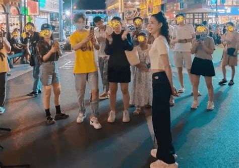 李若彤在街头被偶遇状态超好 身材纤细马甲线明显 搜狐大视野 搜狐新闻