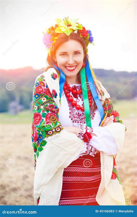 Jovem Mulher Bonita Que Veste O Levantamento Ucraniano Nacional Da Roupa Imagem De Stock