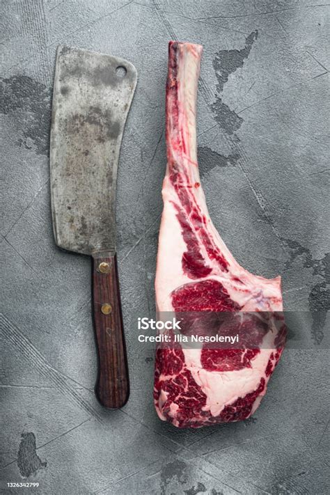 향신료 문지르기로 굽는 재료가있는 생 토마호크 쇠고기 스테이크와 회색 돌 배경에 오래된 정육점 칼 상단 보기 플랫 레이 0명에 대한 스톡 사진 및 기타 이미지 Istock