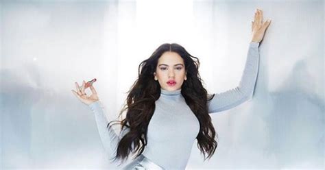 Rosalía Llega A Los Latin Grammy Exponiendo Su Tanga Y Sin Sostén