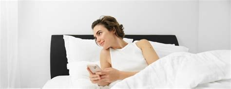 Porträt Einer Frau Im Bett Die Auf Weißen Laken Liegt Und Ein