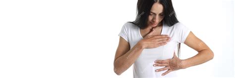 배경 가슴 통증 갑작스럽고 급성 개념에 심장과 유방 통증을 가진 젊은 여자 프리미엄 사진