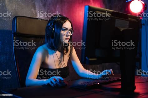 Mmorpg 나 그녀의 컴퓨터에 전략 비디오 게임 전문 여자 게이머 놀이 그녀 또는 인터넷 카페에서 온라인 사이버 게임 대회