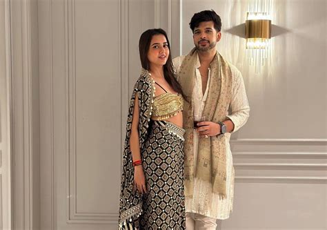 Tejasswi Prakash Karan Kundrra Posses Romantically तेजस्वी प्रकाश ने
