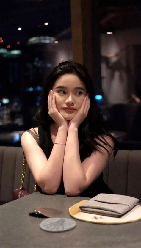 Pin oleh vel 𖹭 di Ex Mem JKT48 Referensi pose wanita Orang cantik Orang kulit putih