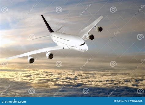 在天空的现代飞机在机场附近。 库存图片 图片 包括有 云角 飞行 积云 秋田 等候 着陆 本质 23019777
