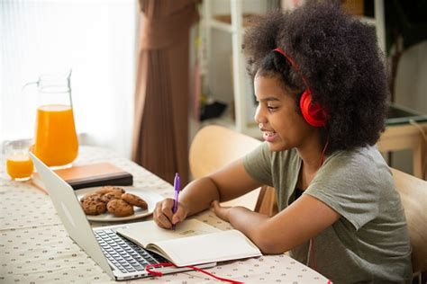 교사와 노트북 컴퓨터에 어린 아프리카 소녀 온라인 연구 10 11세에 대한 스톡 사진 및 기타 이미지 10 11세 가정 생활 가정의 방 Istock